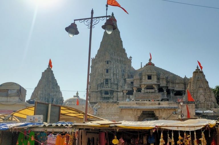 द्वारकाधीश मंदिर द्वारका के दर्शन और यात्रा से जुड़ी पूरी जानकारी ...